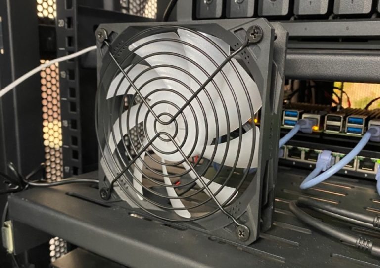 Raspberry Piを冷やす（12cmファンを8cmの隙間に設置するアイテムを作った話） | Risaiku リサイク